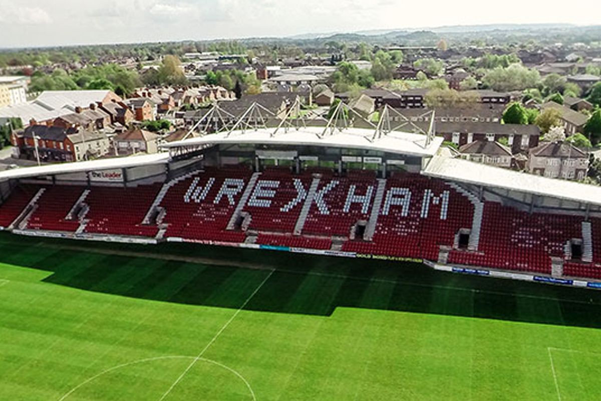 Prifysgol Glyndwr yn cwblhau gwerthiant stadiwm Cae Ras i Glwb Pel ...