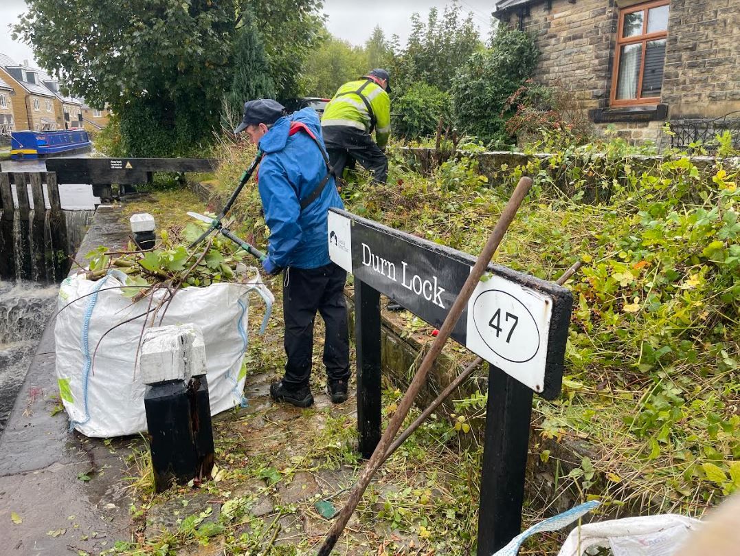 Volunteers help to keep Rochdale canal looking clean and tidy ...