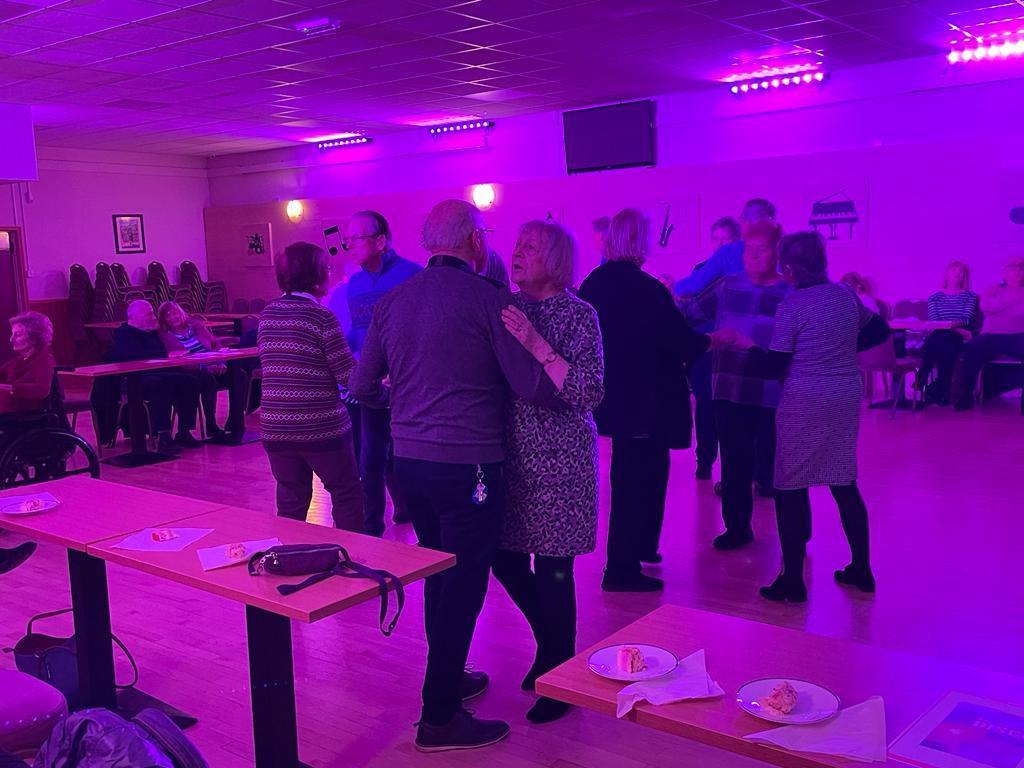 Monthly music event puts a spring in the step of East Cheshire Hospice ...