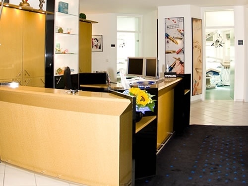 Dr. med. dent. M.Sc. mult. Rainer Roos - Zahnarzt Neuhausen Auf Den Fildern