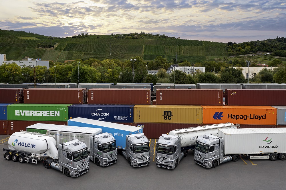 Daimler marks one year of hydrogen fuel cell truck trials - News ...