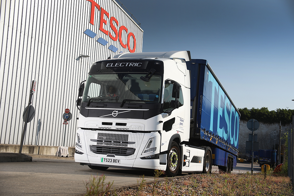 Tesco is the first UK supermarket to put an electric 40-tonne Volvo on ...