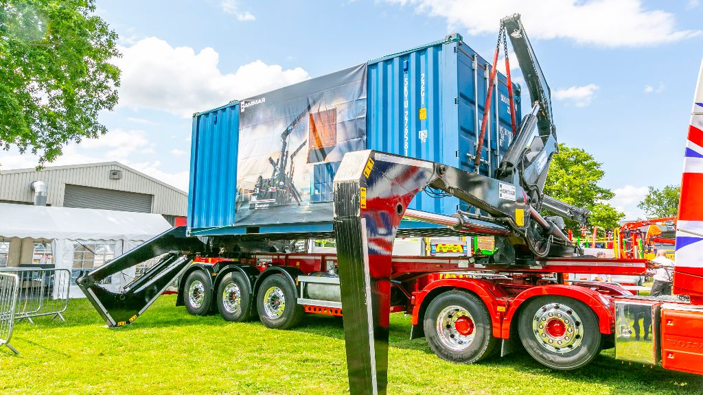 Hammar demonstrates its 110 sideloader at Road Transport Expo - Road ...