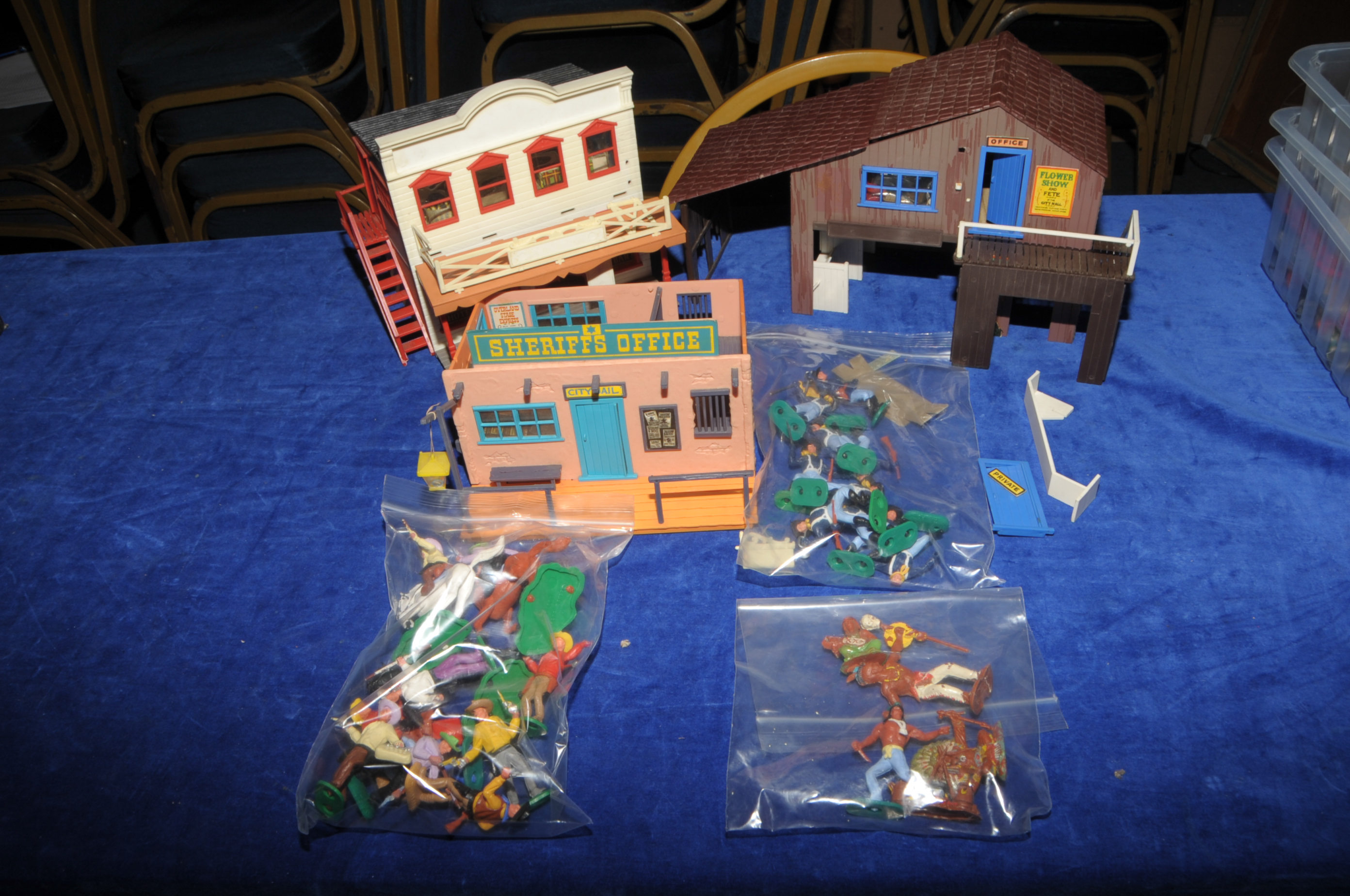 Britains Wild West plastic buildings and Timpo and other makers figures ...