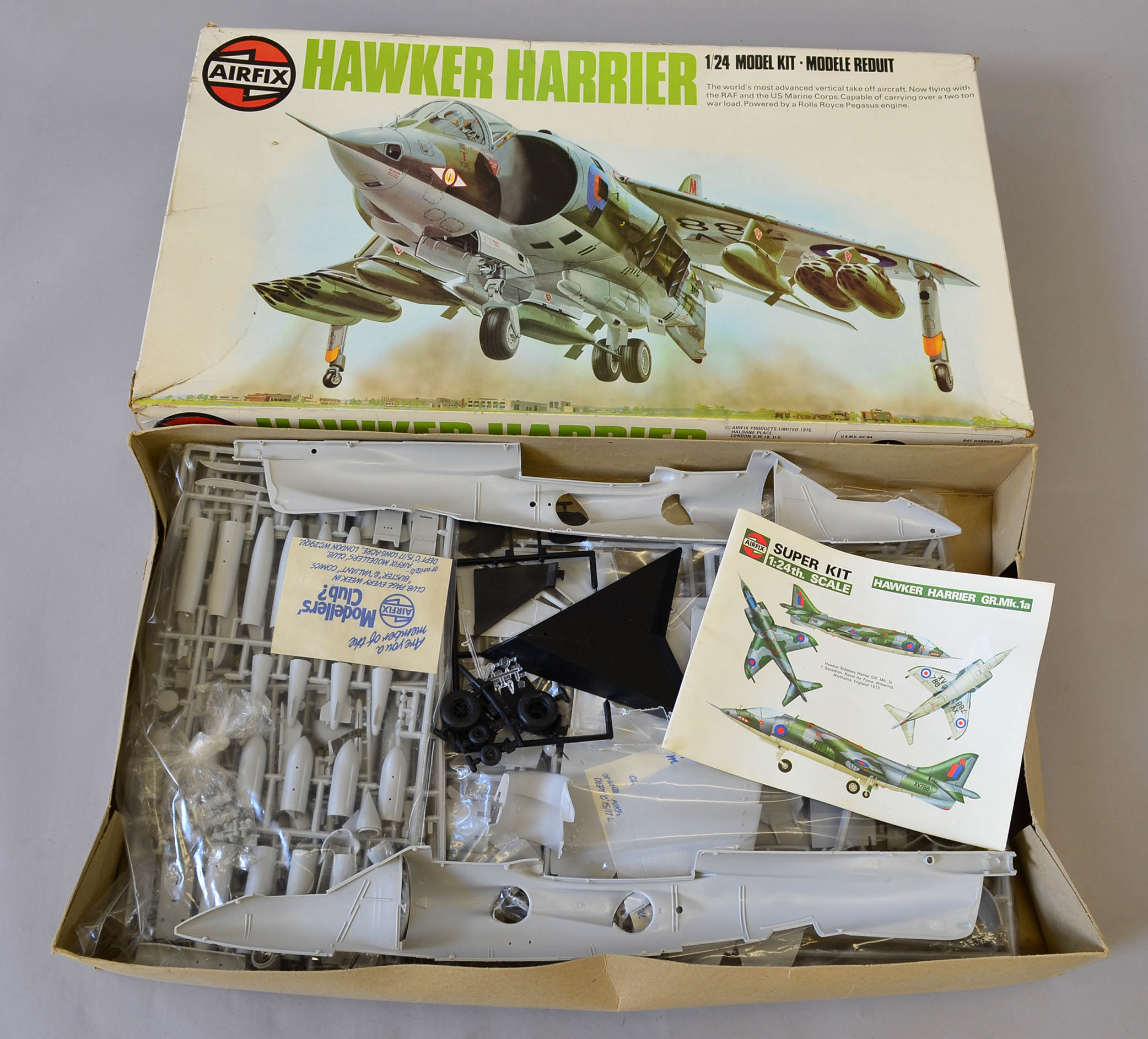 Airfix 18001, 1:24 scale Hawker Harrier plastic model kit. Boxed ...