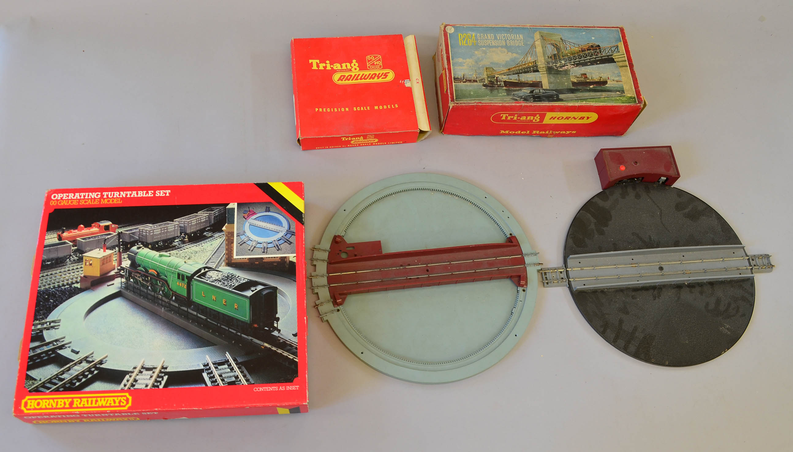 OO gauge, Tri-ang/Hornby: R410 Turntable; R264 Grand Victorian ...