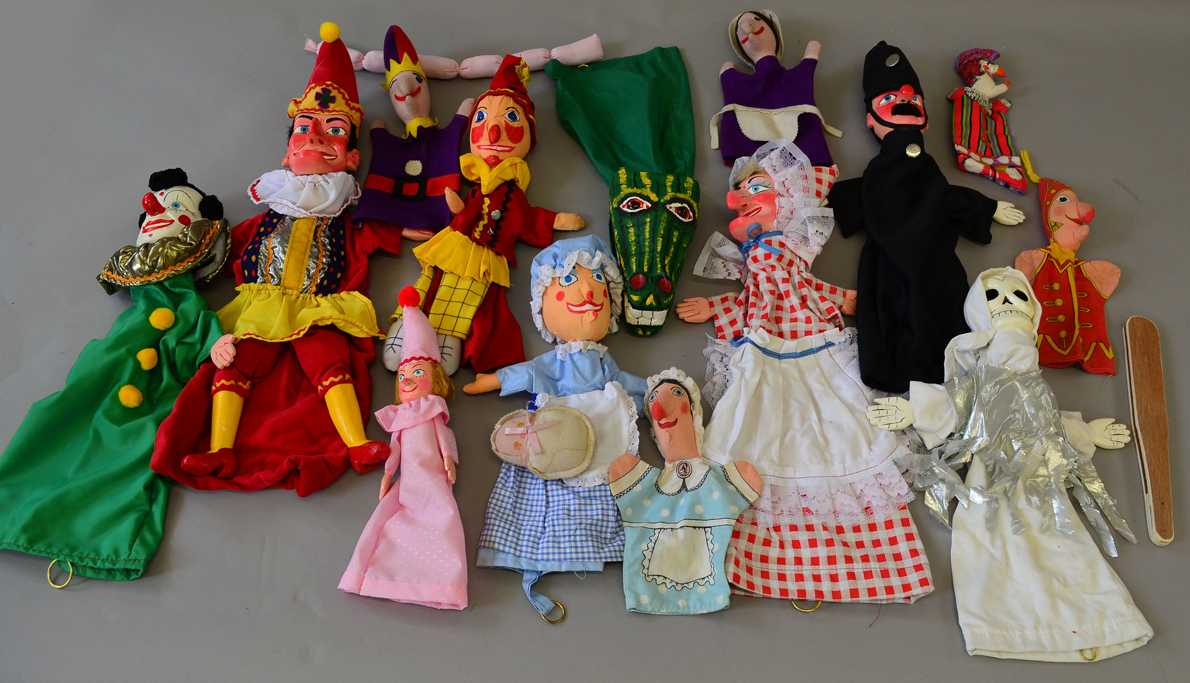 Quantity of Punch and Judy puppets: seven Bryan Clarke puppets with ...