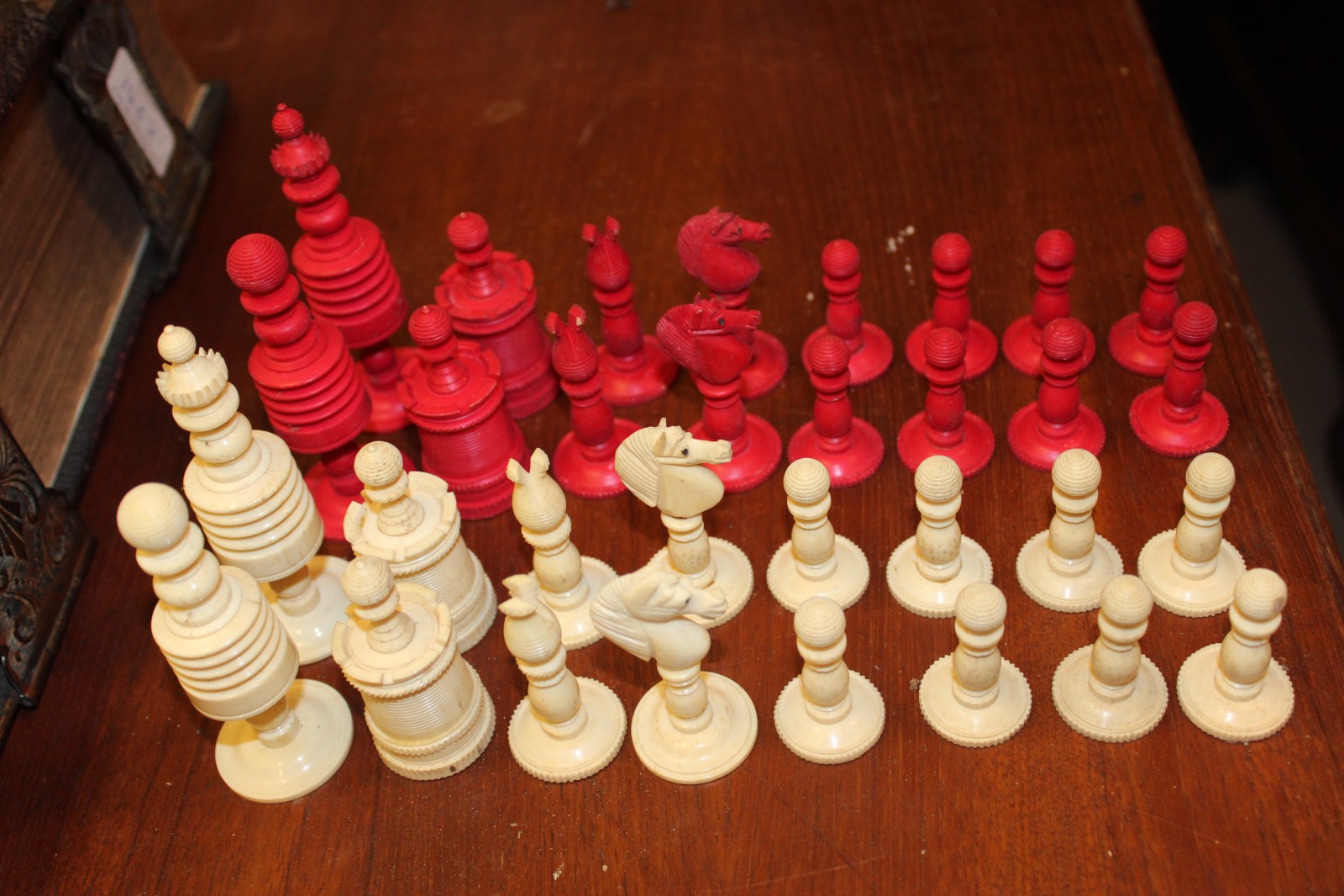 AN ANTIQUE TURNED IVORY CHESS SET