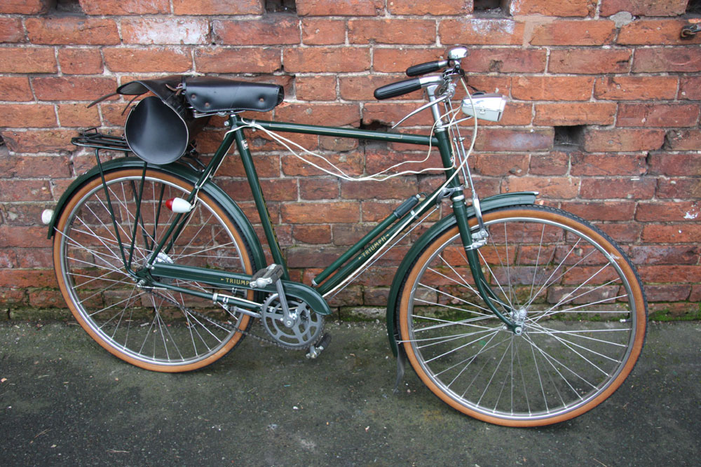 A VINTAGE TRIUMPH ROADSTER GENTLEMANS` BICYCLE, green livery, frame ...