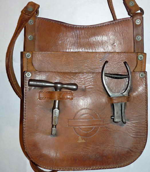London Transport Bus Conductor's SATCHEL/MONEY-BAG of the earlier type ...