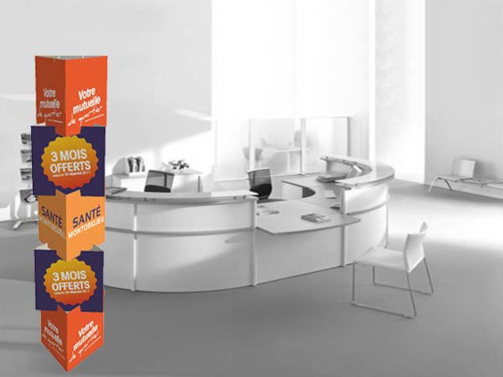 Totem de triangles empilables 50x50x50 cm personnalisables - PLV de sol