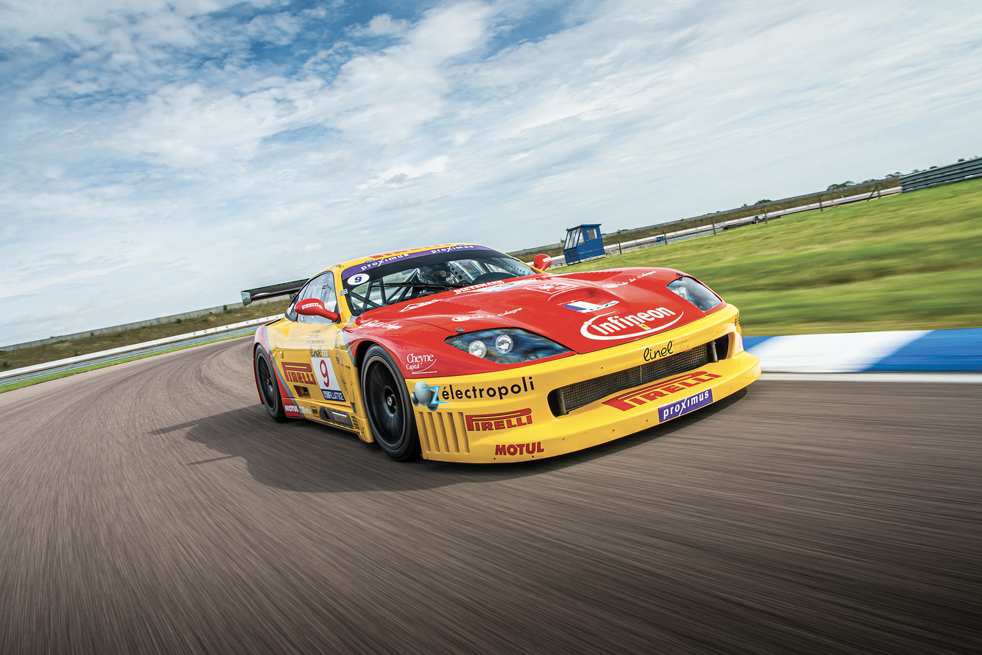 Video: V12 roars again at Rockingham — Ferrari's game-changing 550 ...