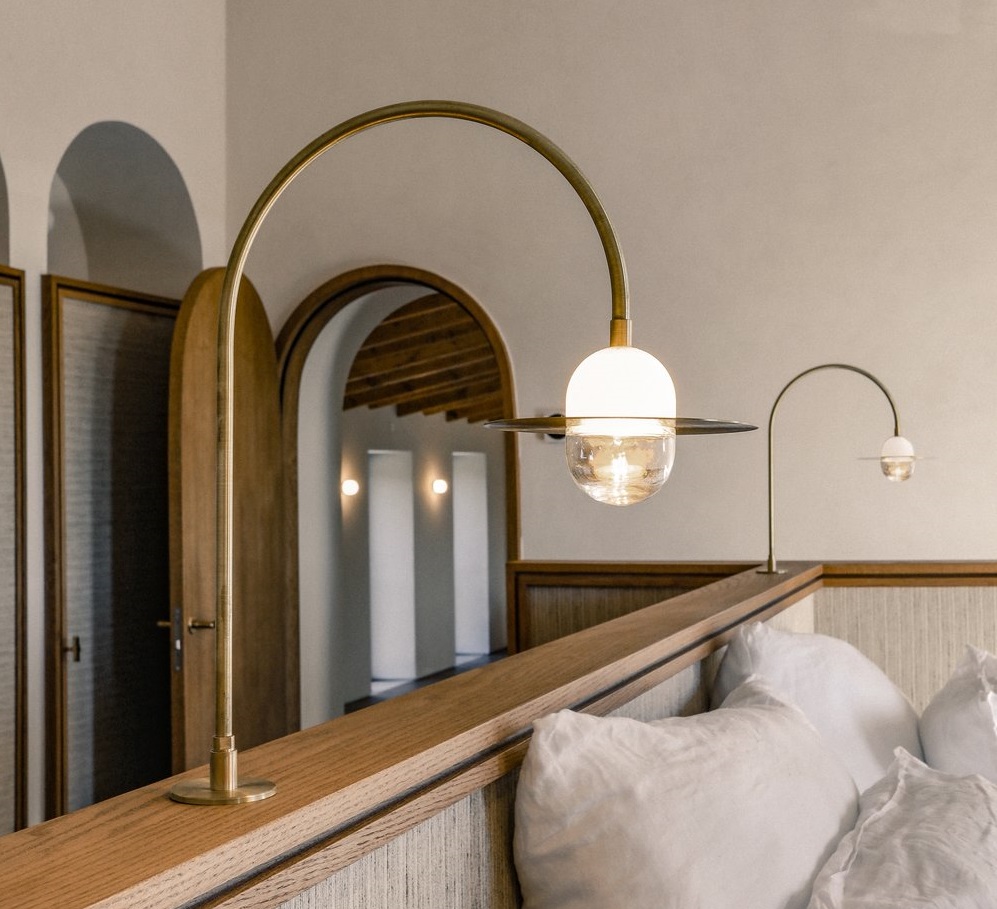 Wall lamp, Alba Curve Arm, brushed brass, clear glass, W15cm, H22cm ...