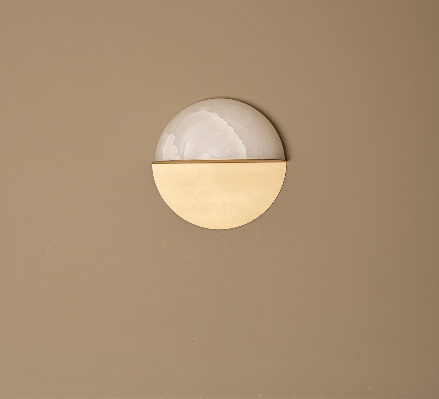 Applique murale, Luno, albâtre, laiton, L27cm, H27cm - Simone & Marcel ...
