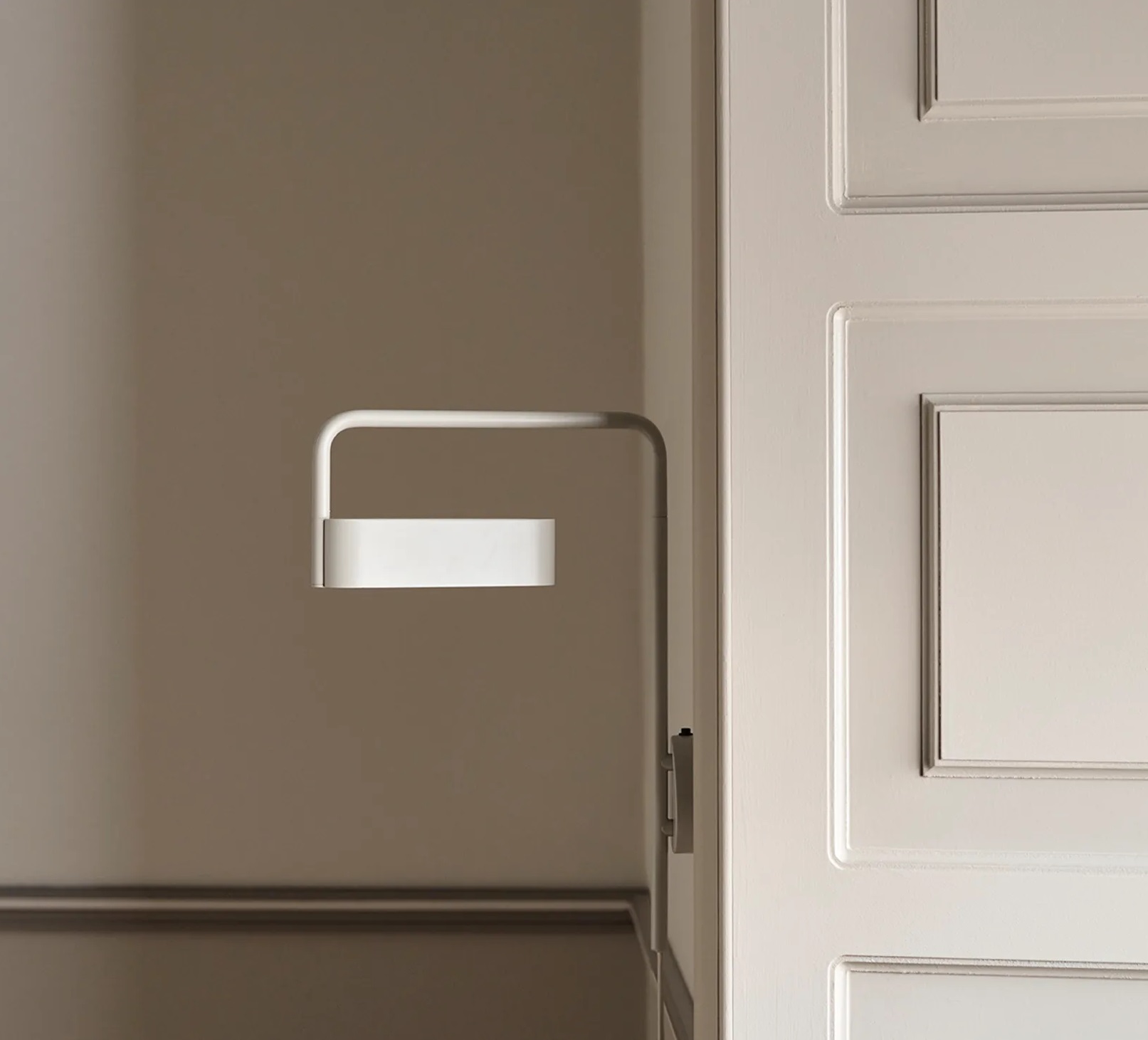 Applique murale, Scribe, crème mat, L31cm, H40cm - Bolia - Luminaires ...