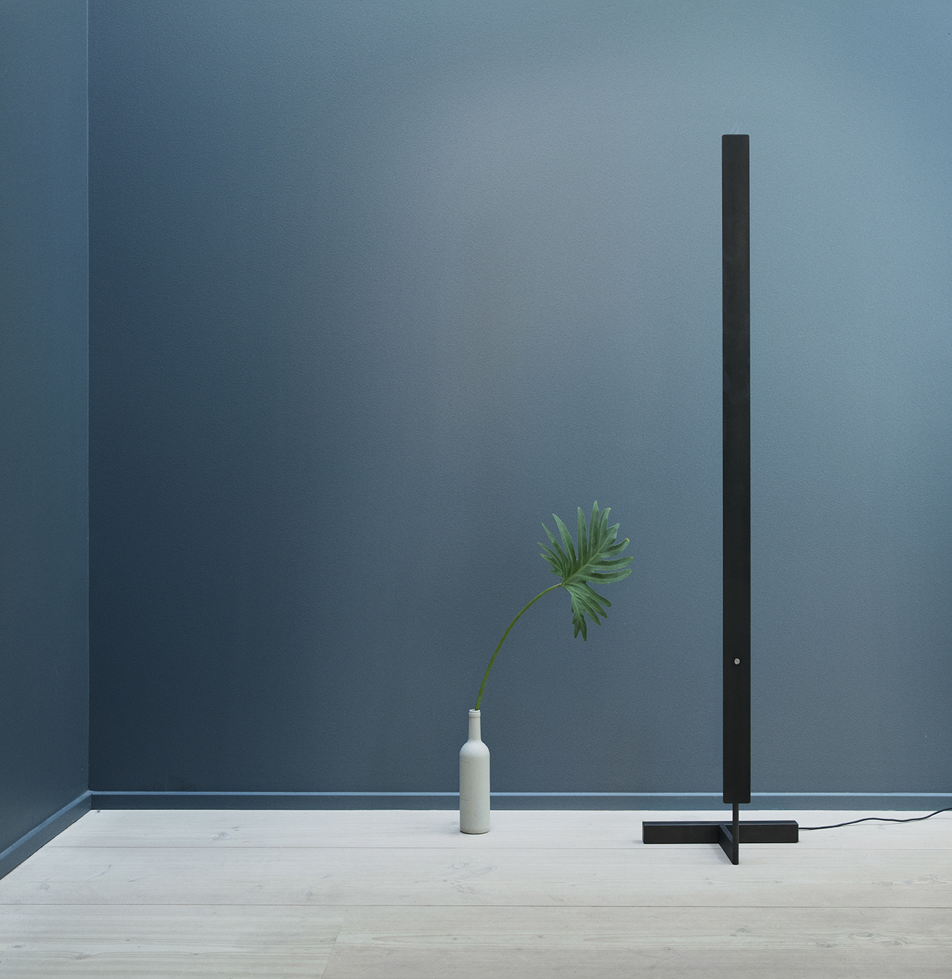 Lampadaire, F-Model, acier bleui, LED, dim, 2700K, 2050 lm, L37cm ...