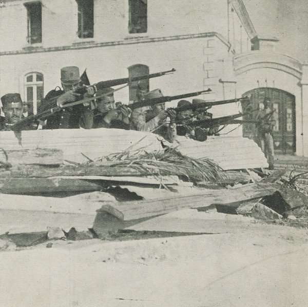 The battle of Lisbon: Republican soldiers waiting to repel an attack ...