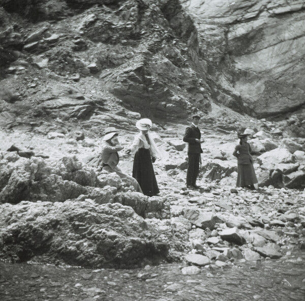 Stewart Lockhart's family by the beach | National Galleries of Scotland
