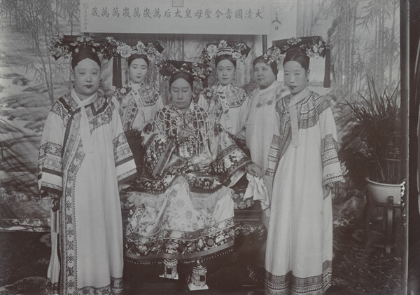 Dowager Empress Tzu Hsi and Five Attendants | National Galleries of ...