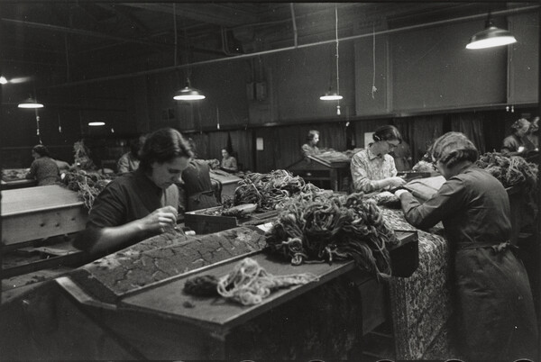 Women textile workers, Glasgow by Humphrey Spender | National Galleries ...
