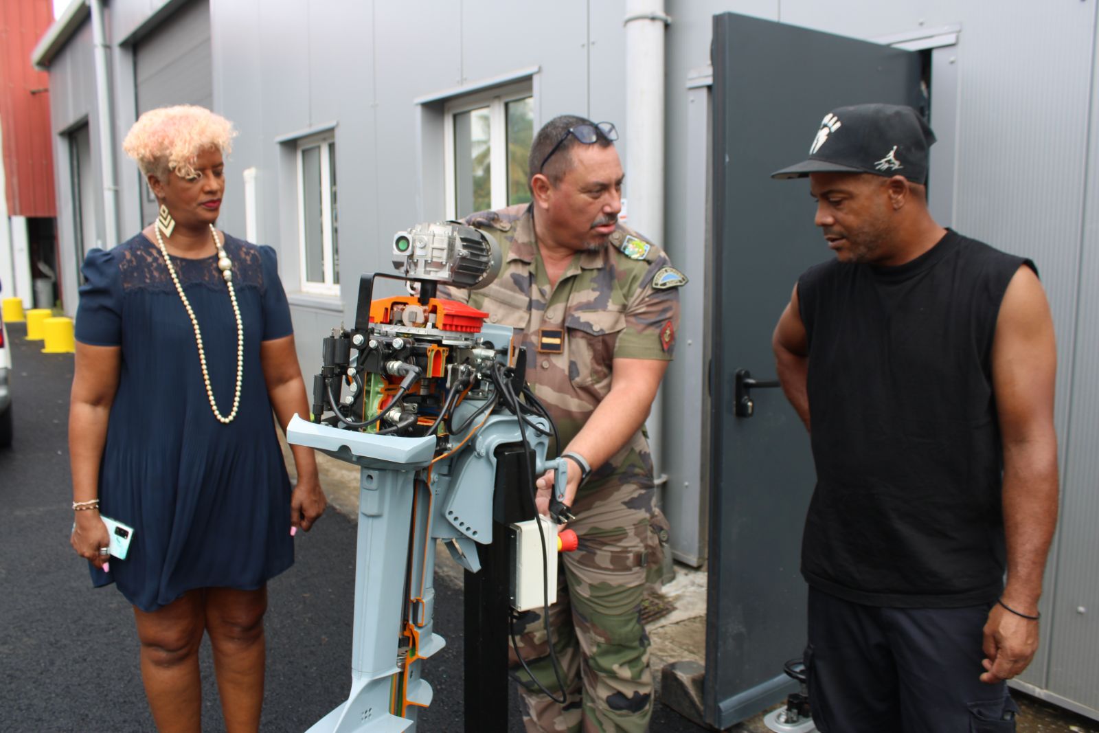 Le RSMA de la Martinique fait don d'une maquette en coupe de moteur de bateau, au Lycée ...