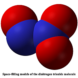 Space-filling models of the dinitrogen trioxide molecule