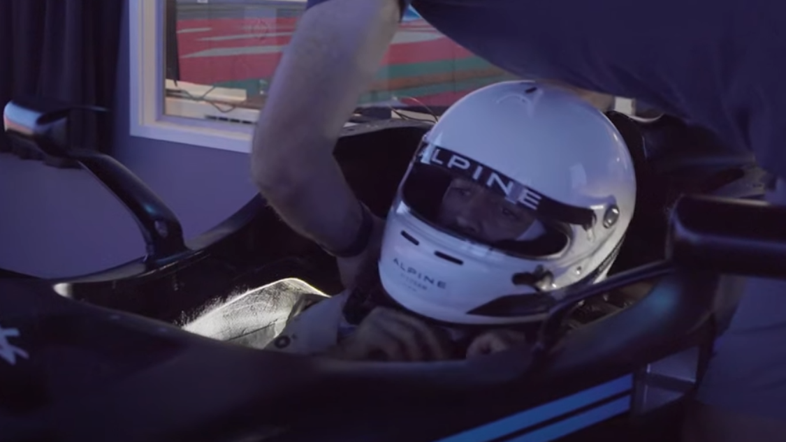 Video: Alonso demonstreert F1-simulator van Alpine | RacingNews365