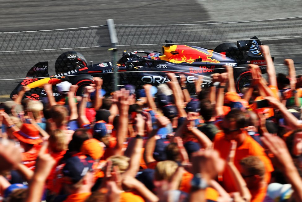 Red Bull viert oranjefeest mee na overwinning Verstappen | RacingNews365