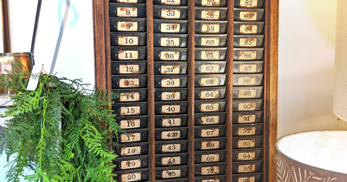 U29 Oak Clocking In Time Card Rack 325 _01