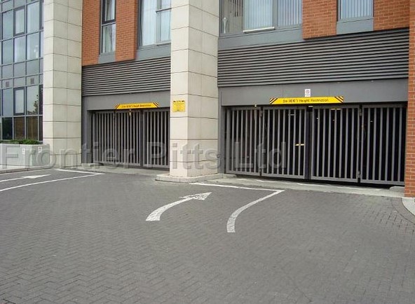 Bi-folding Gates by Frontier Pitts