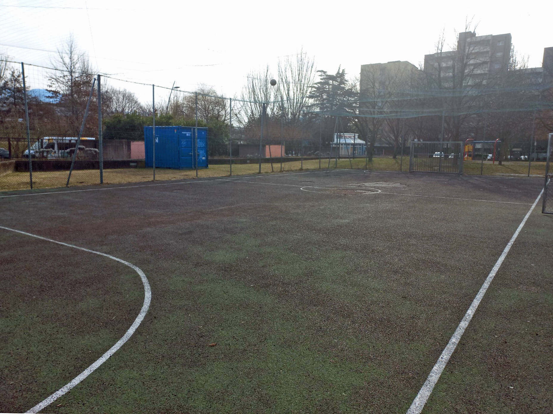 Belagsarbeiten am Fußballplatz „Semirurali“ in der Genuastraße ...
